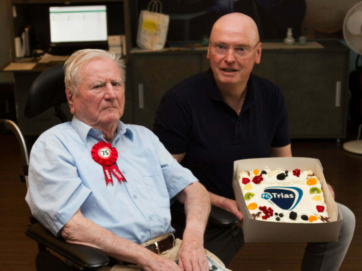 Bertus Oonk gehuldigd voor zijn 75 jarige jubileum - FC Trias